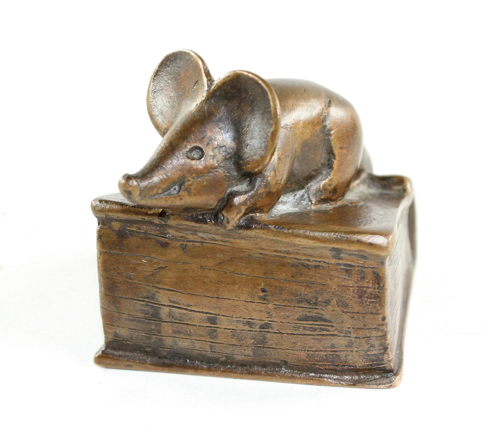 Gernot Rumpf | Maus auf Buch | MutualArt