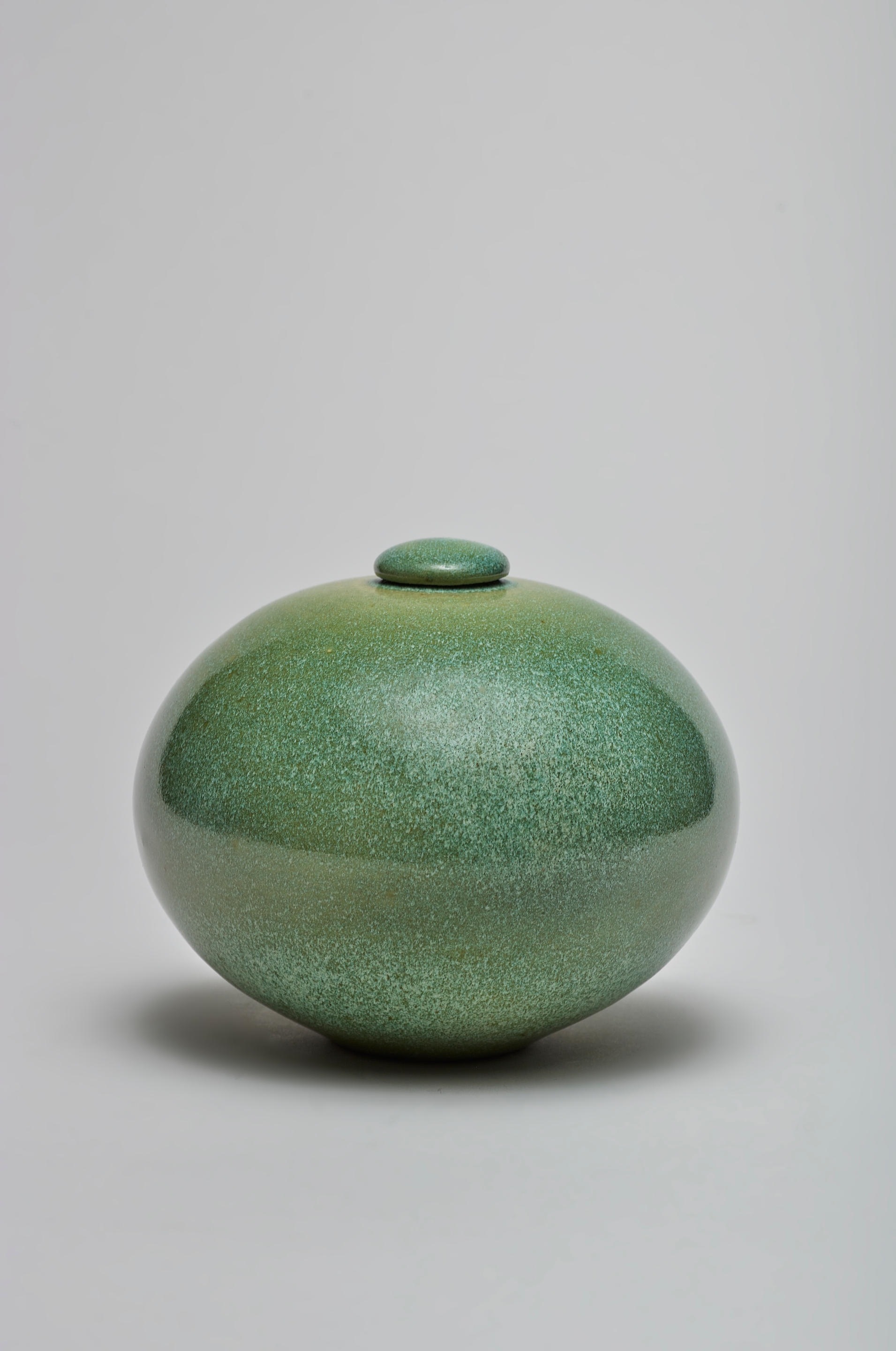 Cristina Merchán | Vase sphérique avec couvercle (1970) | MutualArt