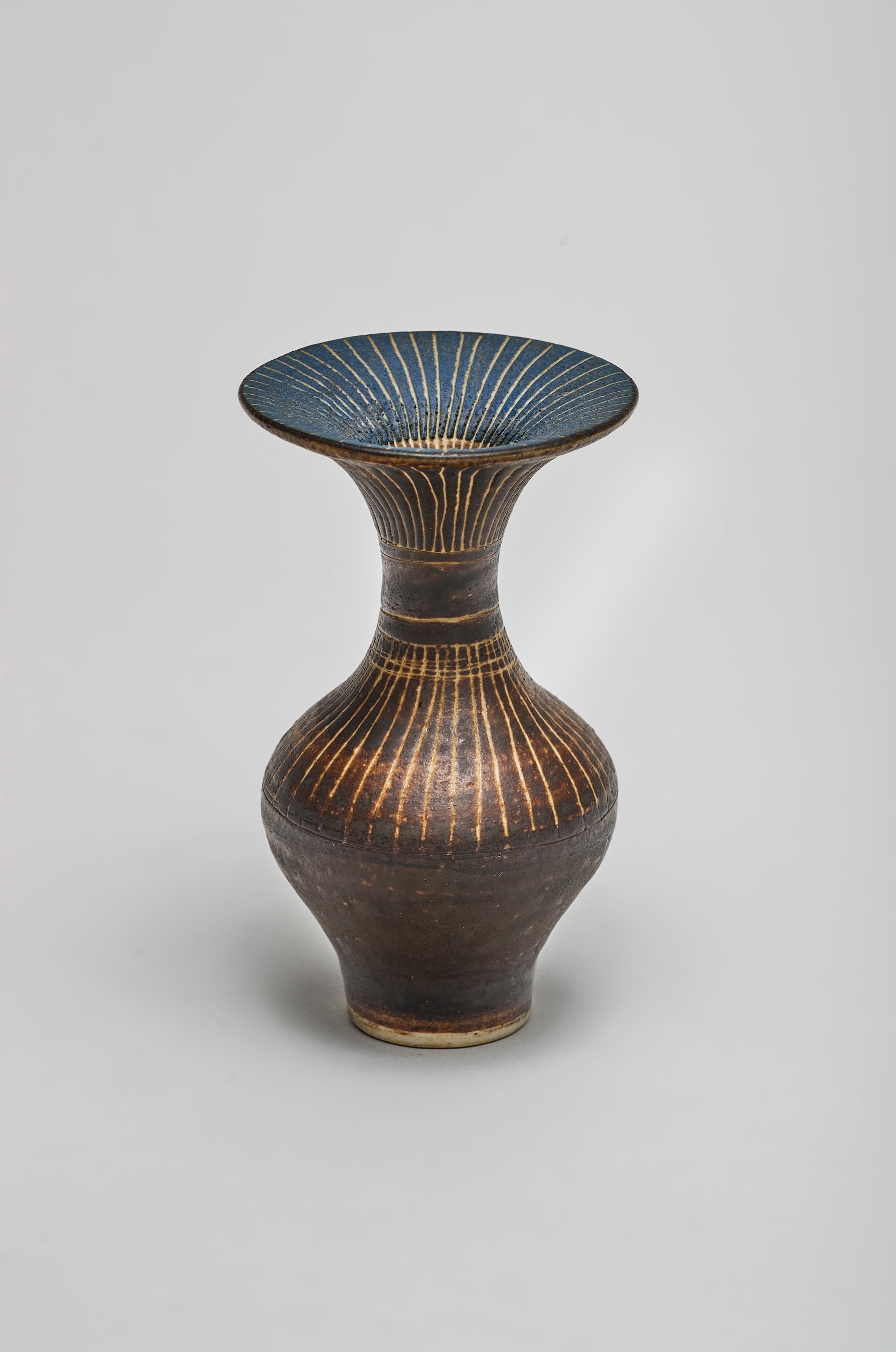 Lucie Rie | Vase miniature | MutualArt