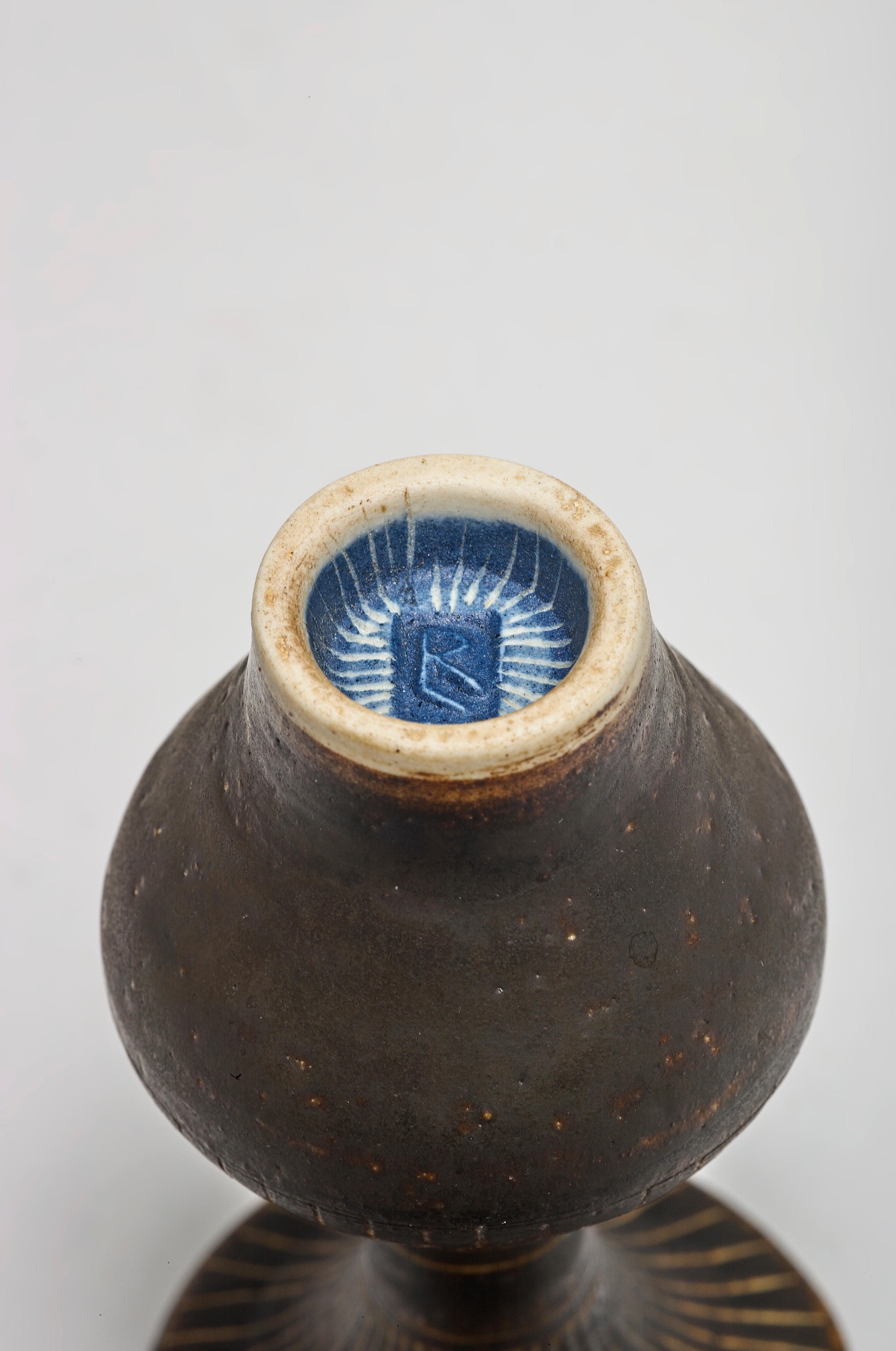 Lucie Rie | Vase miniature | MutualArt