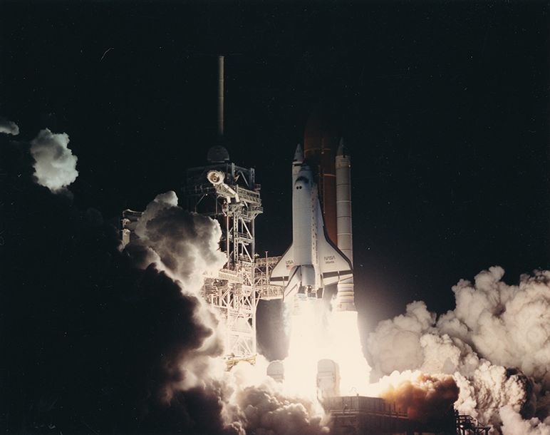 NASA | Très beau décollage de nuit de la navette spatiale ATLANTIS (Mission STS-61B) (26 ...
