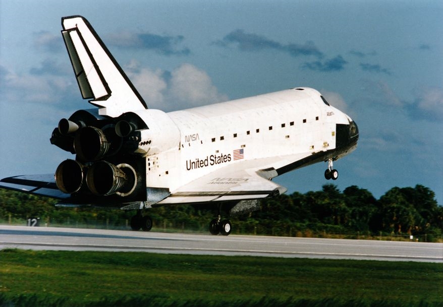 NASA | La navette spatiale Atlantis (Mission STS-86) atterrit sur la ...