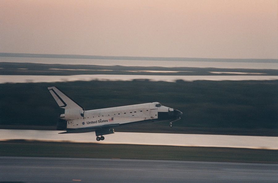 NASA | Belle silhouette de profils de la navette spatiale ENDEAVOUR (Mission STS-99) surprise à ...