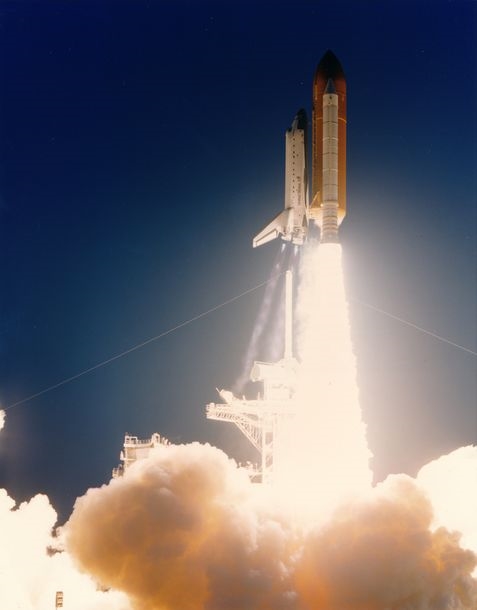 NASA | Un très beau décollage de profils de la navette spatiale Endeavour (Mission STS-77) (1996 ...