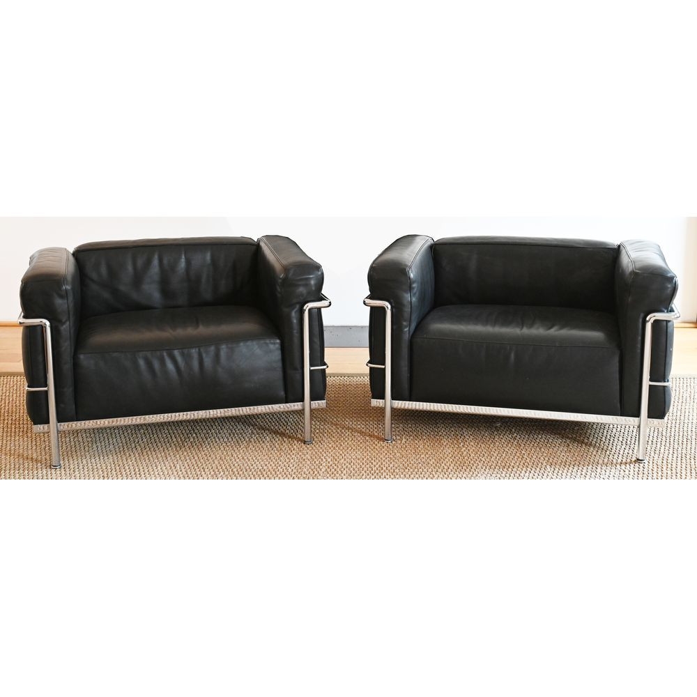 Le Corbusier | PAIRE DE LARGES FAUTEUILS LC2 (grand modèle) | MutualArt