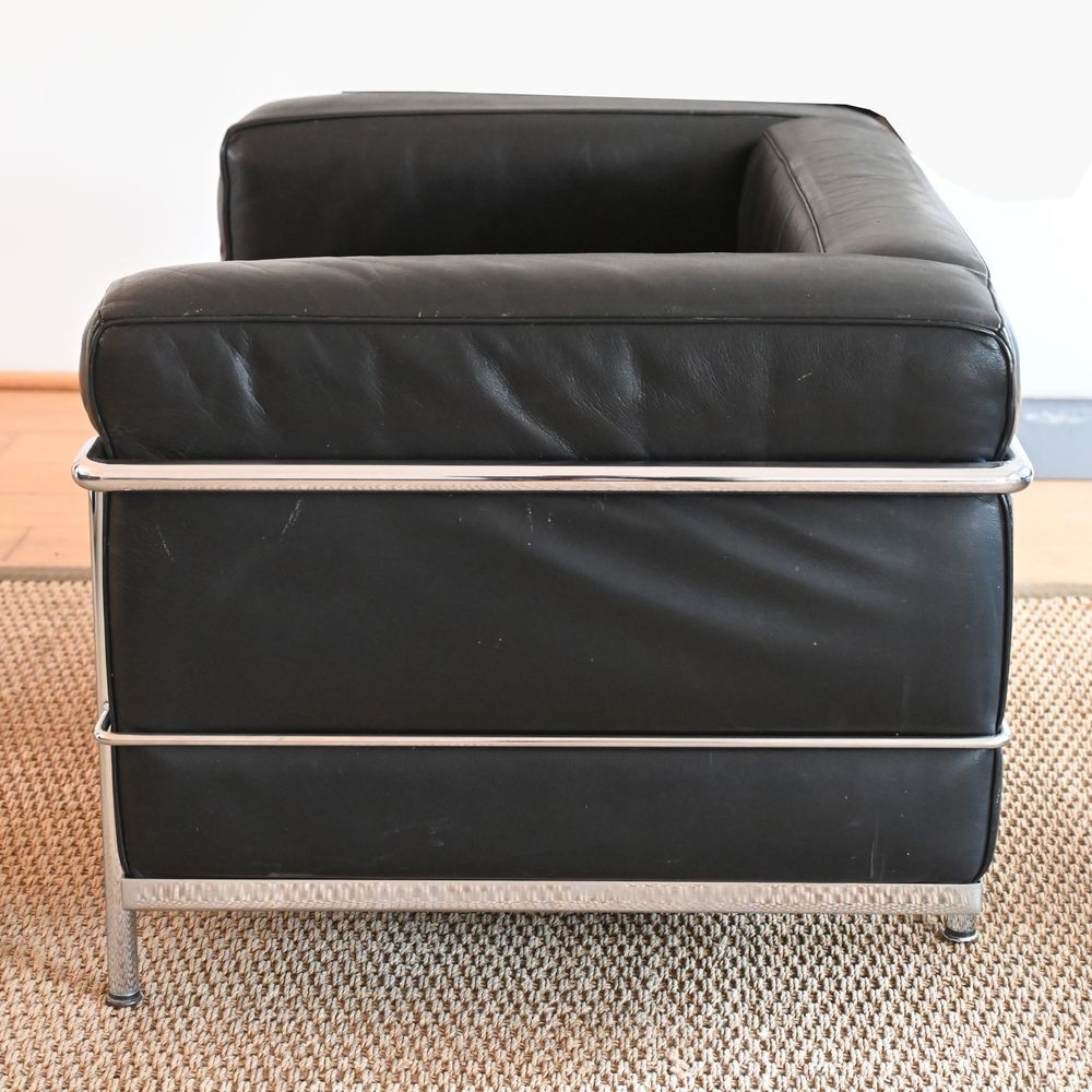 Le Corbusier | PAIRE DE LARGES FAUTEUILS LC2 (grand modèle) | MutualArt