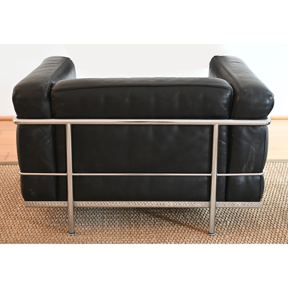 Le Corbusier | PAIRE DE LARGES FAUTEUILS LC2 (grand modèle) | MutualArt