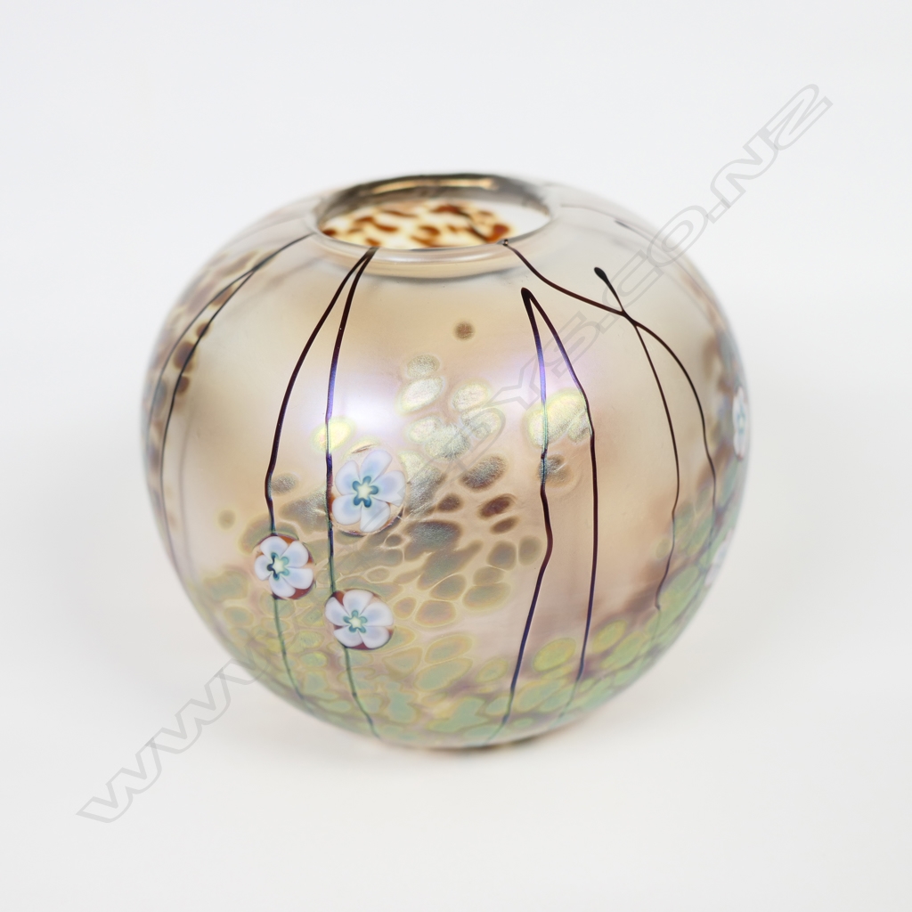 Richard Gosling | Richard Gosling art glass small vase (2004) | MutualArt
