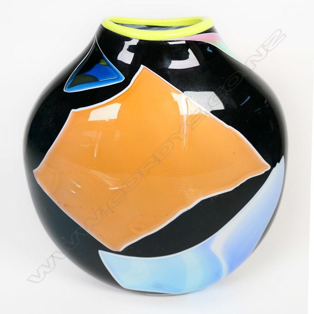 Garry Nash | Garry Nash art glass vase | MutualArt