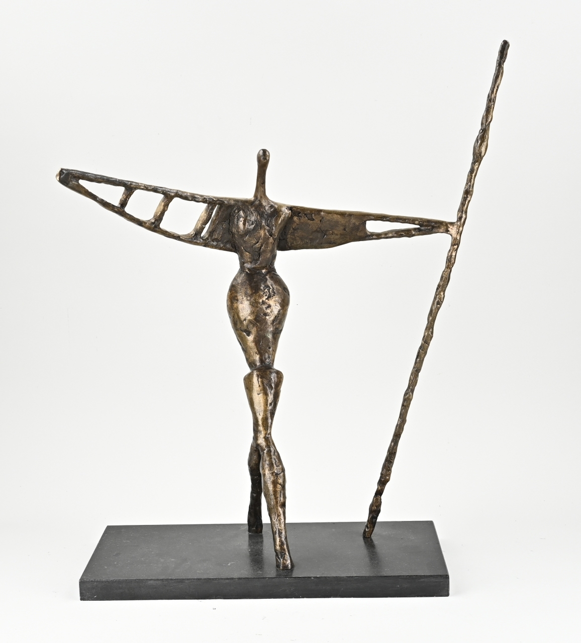 Judith Braun | Grote bronzen sculptuur op zwart marmeren basement van ...