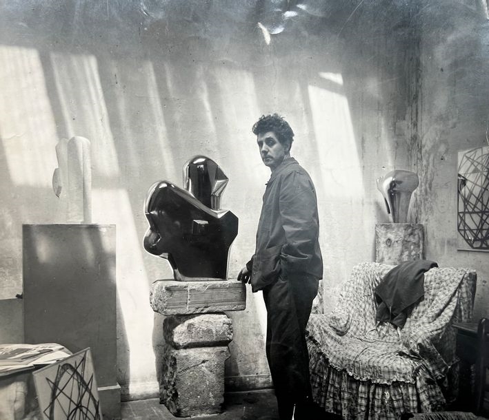 Willy Maywald | Portrait d’Emile Gilioli, sculpteur français dans son ...