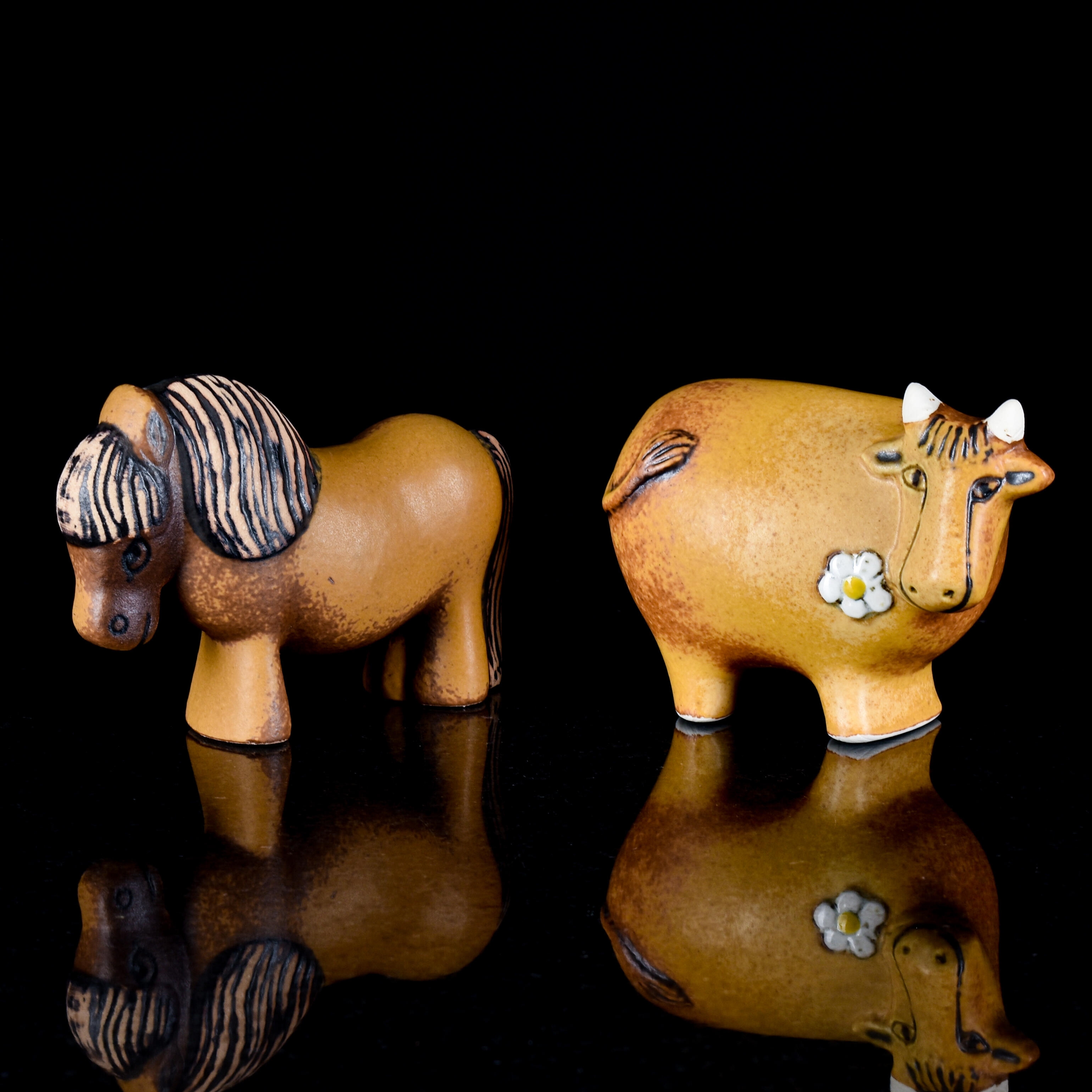 Lisa Larson | Figurines made of stoneware depicting a cow and a horse ...