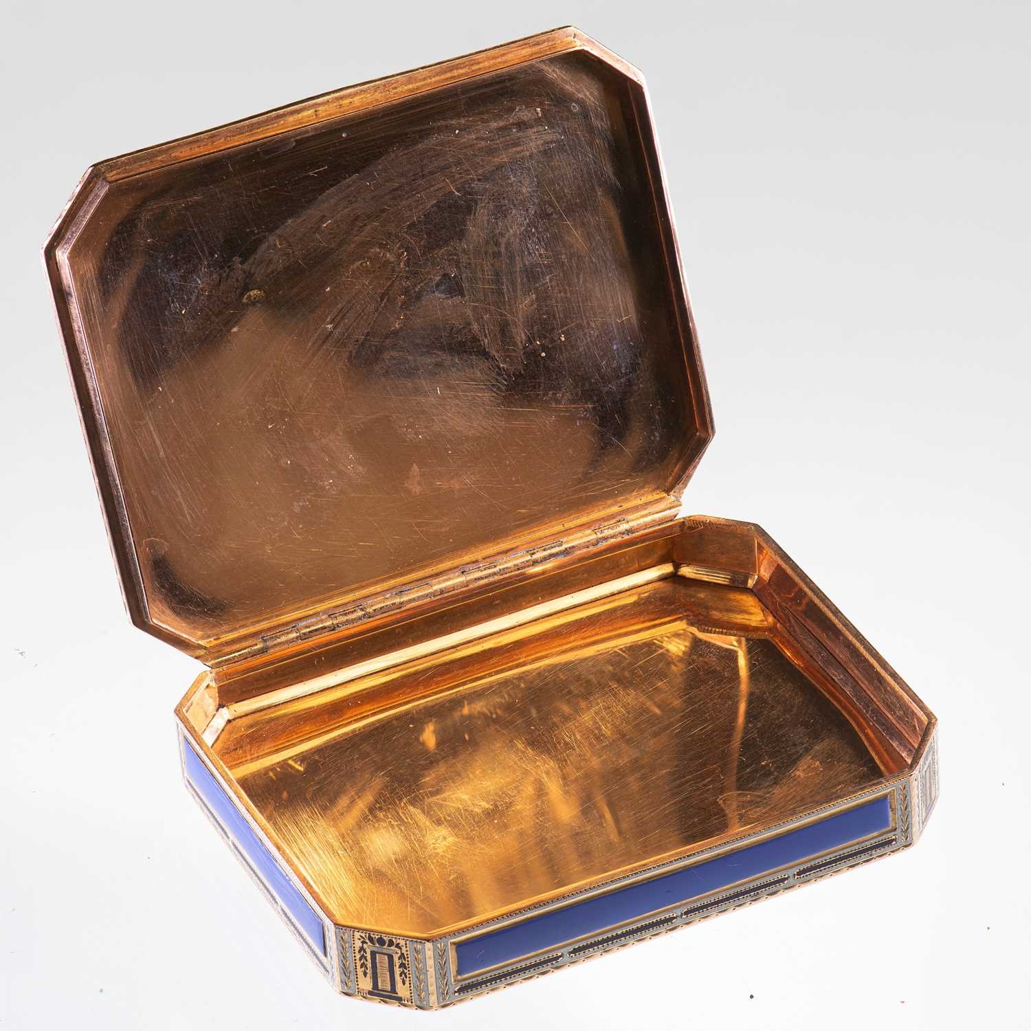 Mary Ford | A FINE RUSSIAN GOLD AND ENAMEL SNUFF BOX | MutualArt