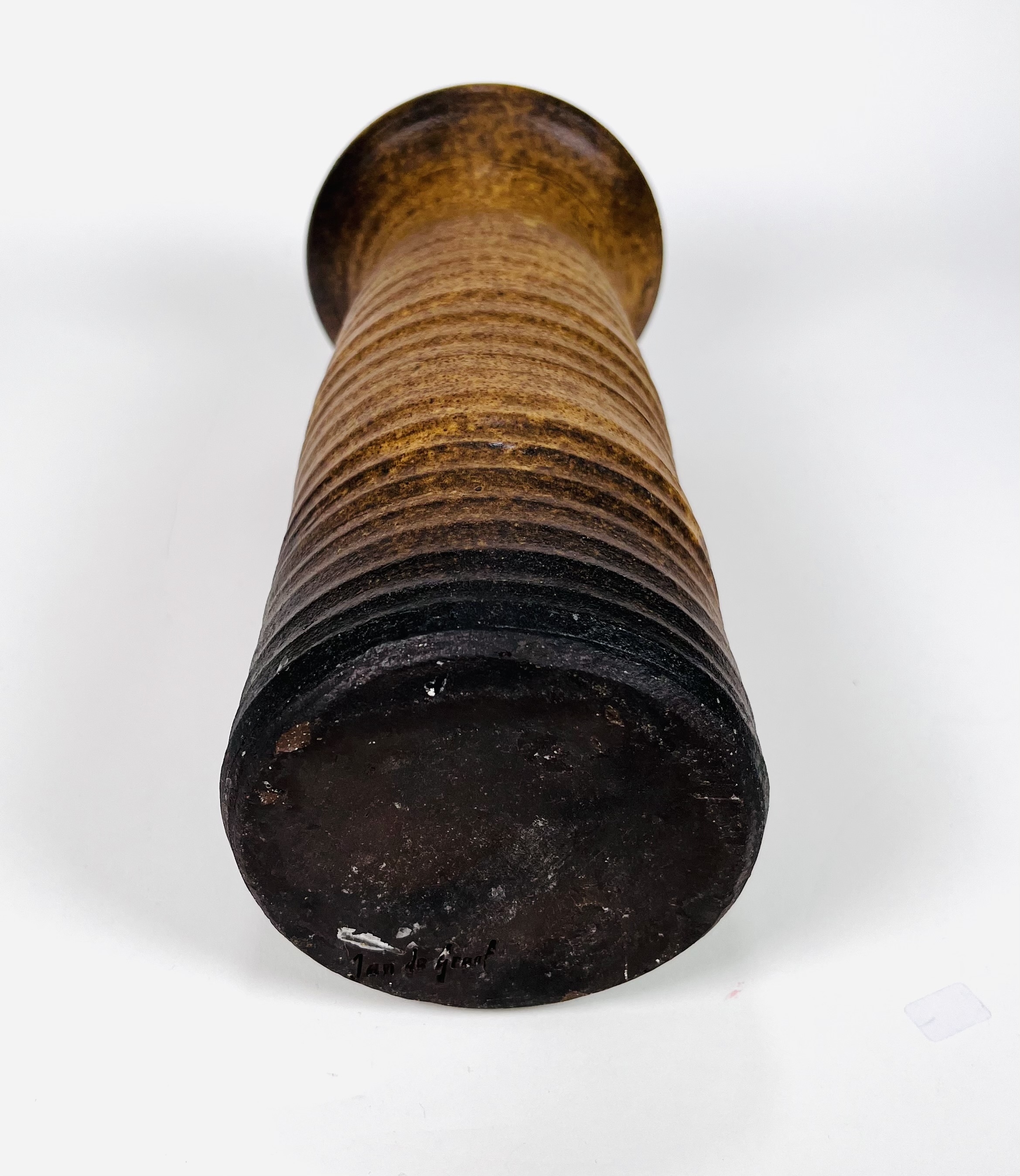 Jan de Graaf | Vaas met horizontaal geribbelde structuur (70) | MutualArt