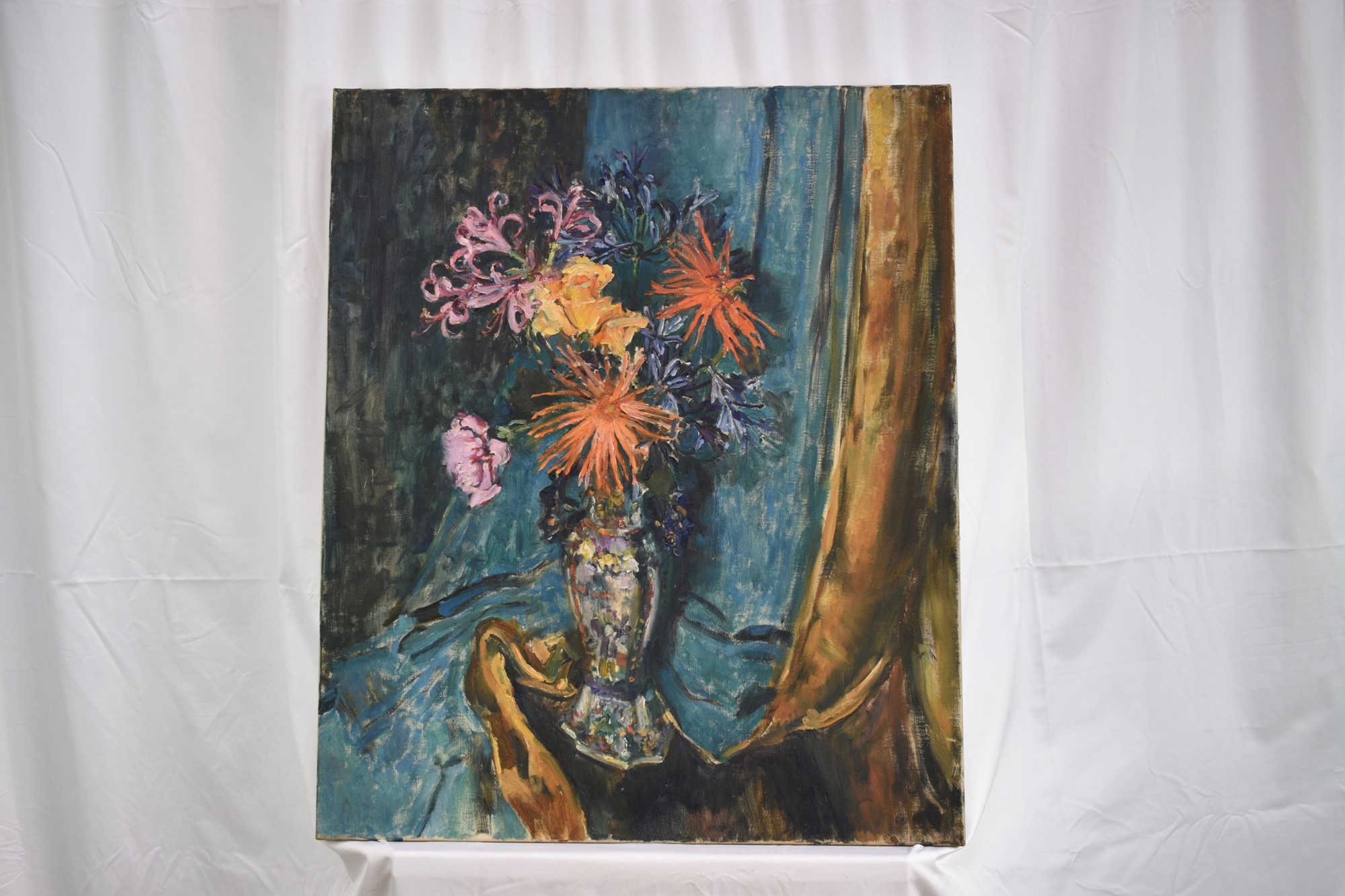 Amy Watt | Flowers in a Chinese vase | MutualArt