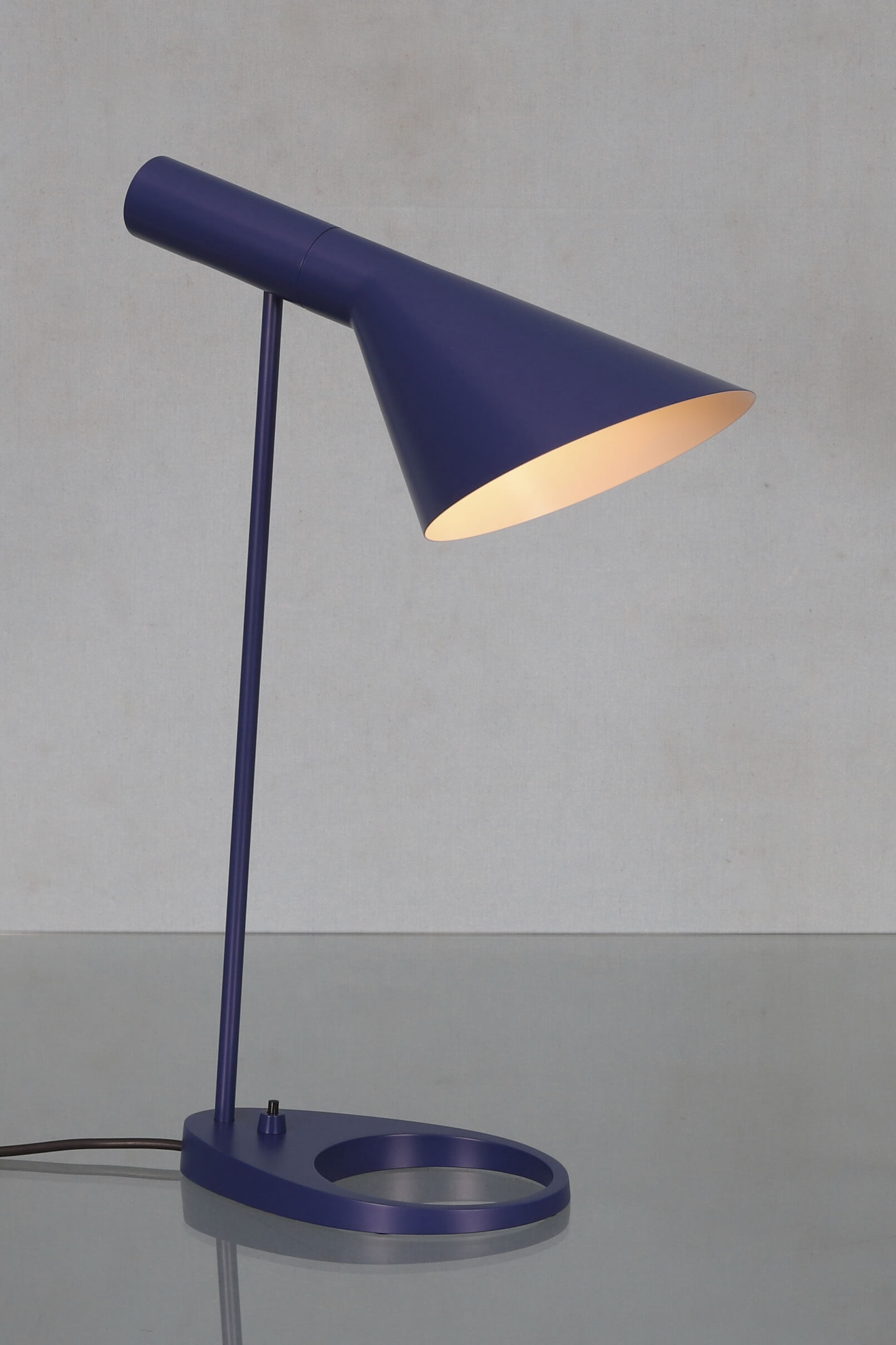 Arne Jacobsen | Lampe de table AJ | MutualArt