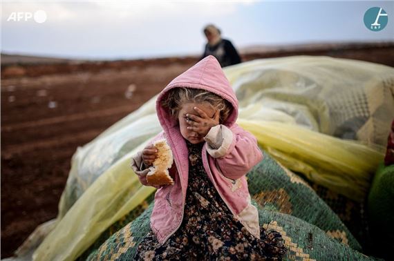 Bulent Kilic | Syrian Kurdish refugees crossing the border between ...