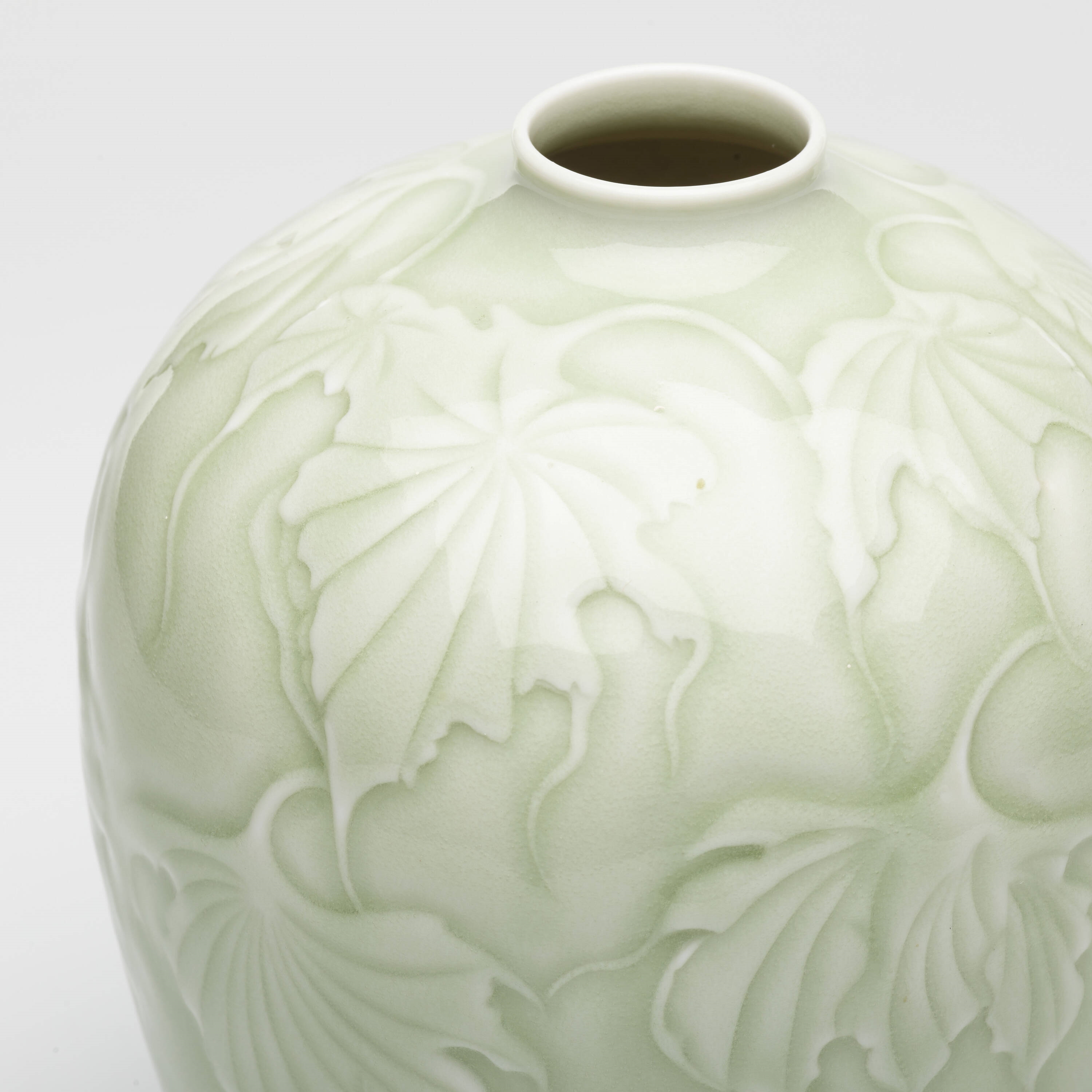 Cliff Lee | Vase with ginkgo leaves (1988) | MutualArt