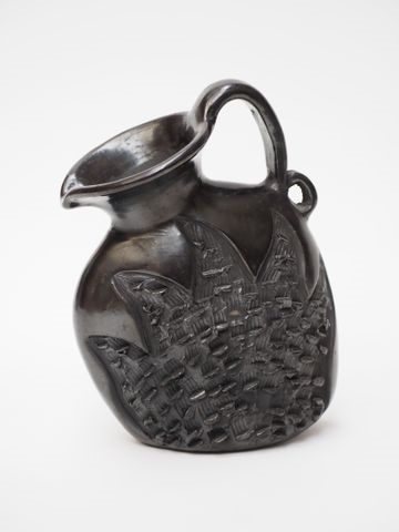 Doña Rosa | Pichet en céramique émaillée noire à décor floral en relief ...