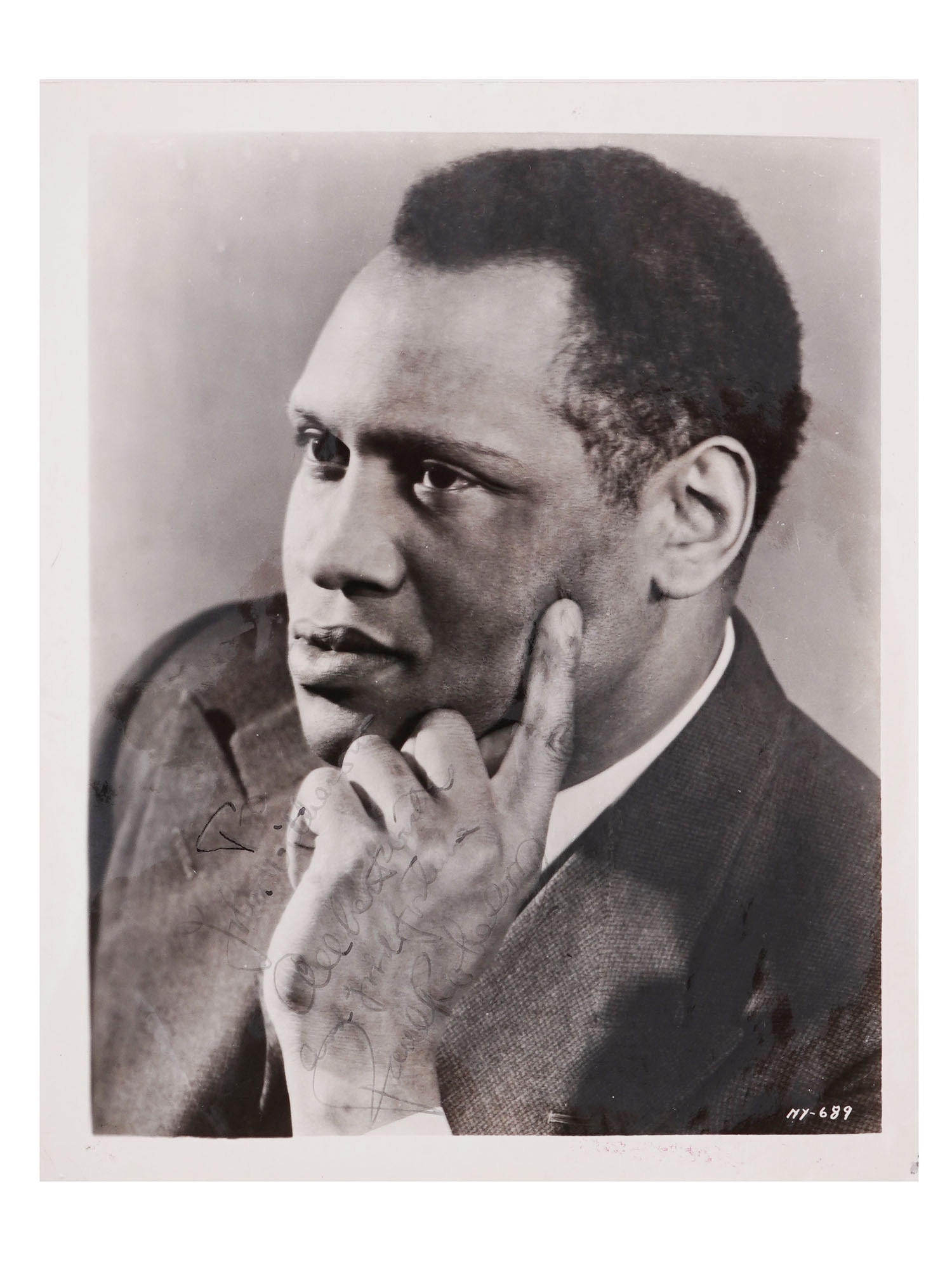 Paul Robeson | An American black and white portrait photo depicting ...