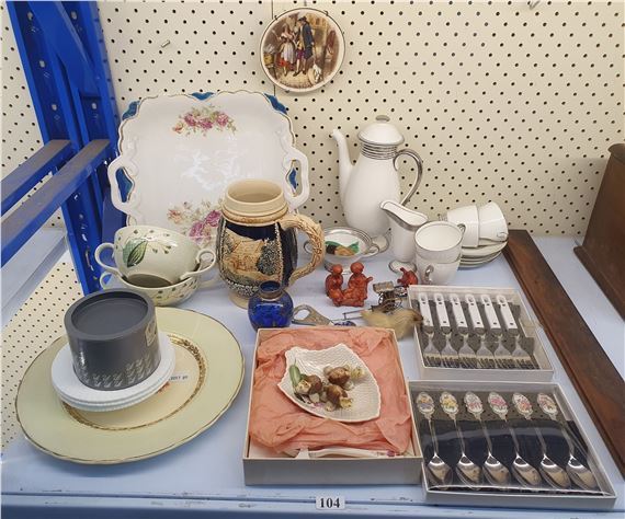 Royal Doulton | A GROUP OF SUNDRY ITEMS | MutualArt