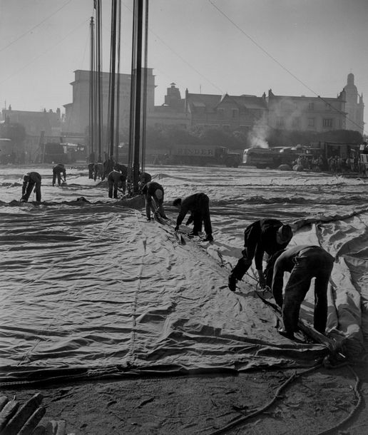 Robert Doisneau | Setting up the Cirque Pinder big top, ca. 1960 (Circa ...