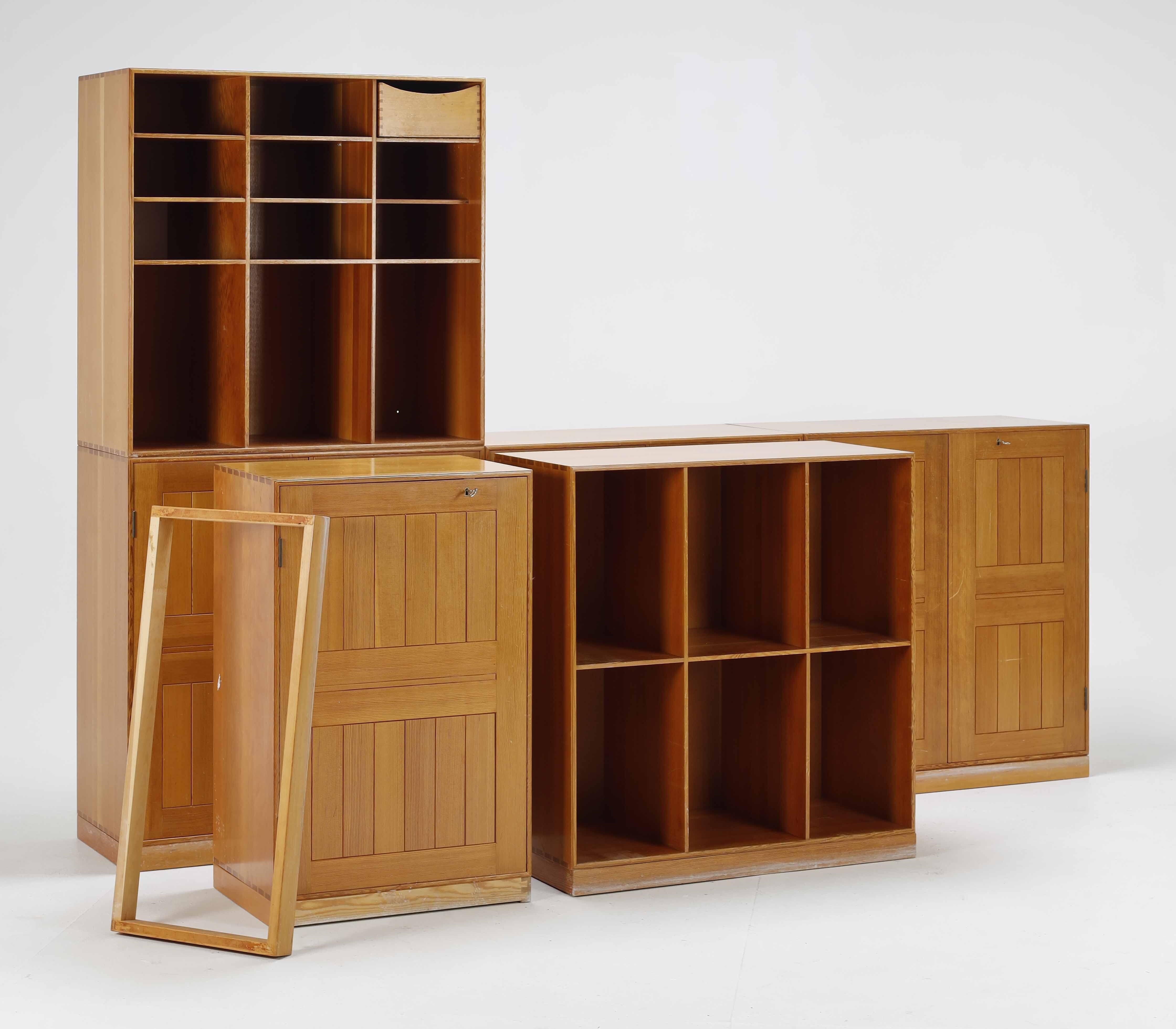 Mogens S. Koch | Fire skabe og to dybe bogkasser af massiv Oregon-pine ...