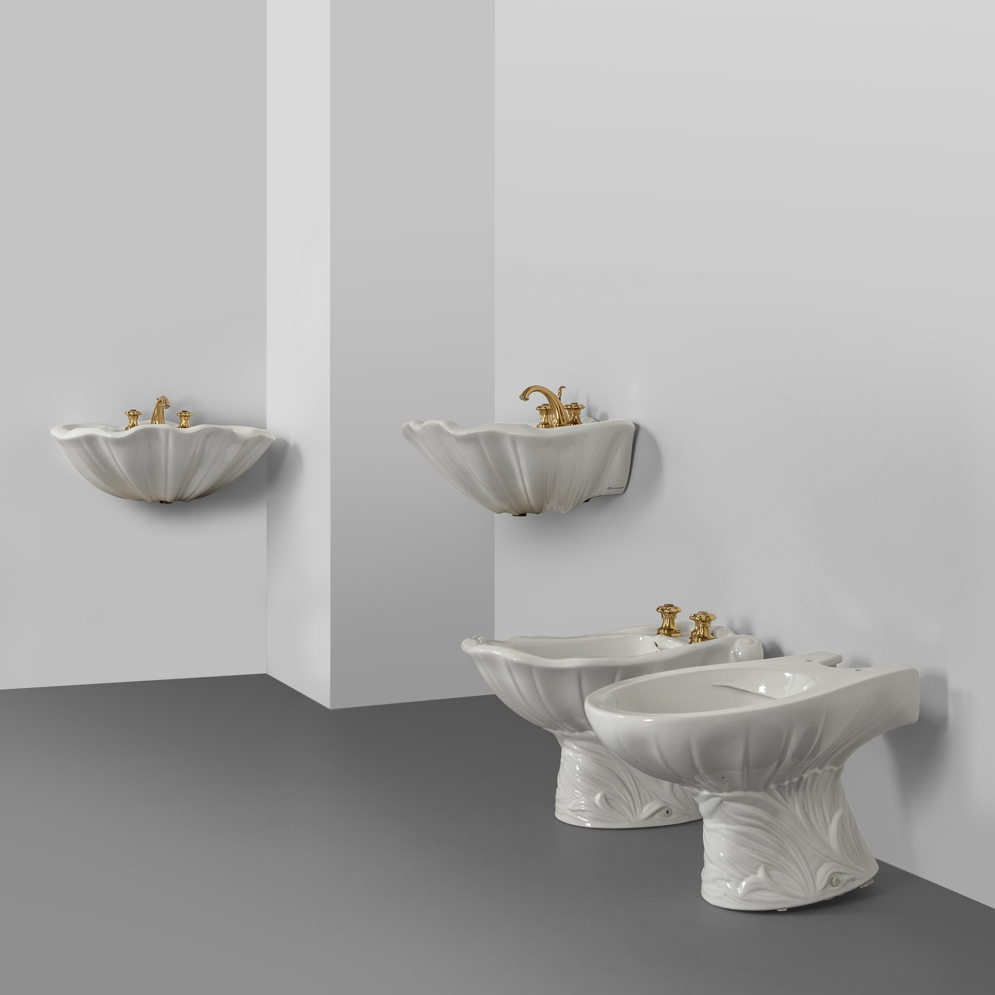 Antonia Campi | Un set di apparecchi sanitari, modello Conchiglia ...