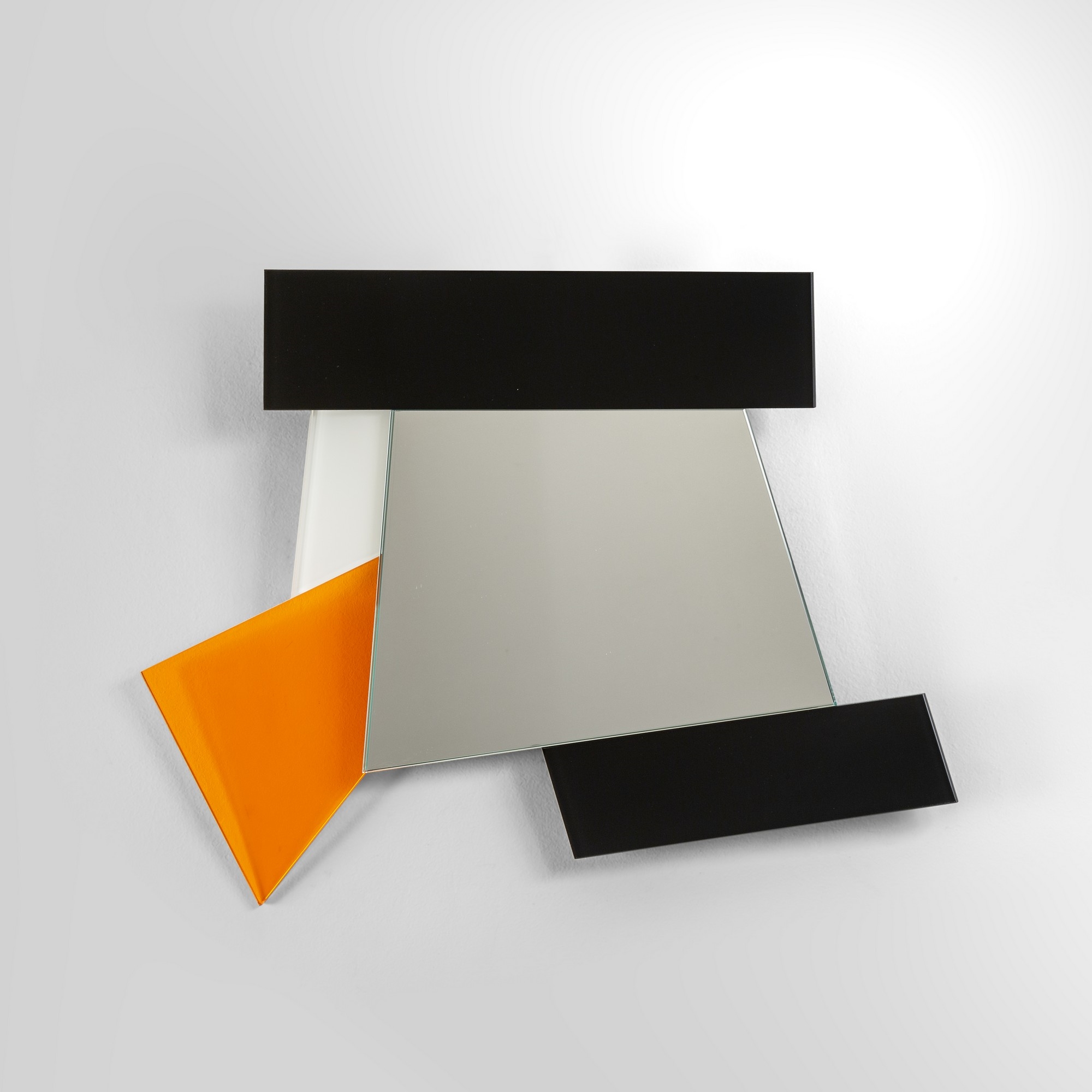 Ettore Sottsass | Uno specchio da parete della collezione 'Gli specchi ...