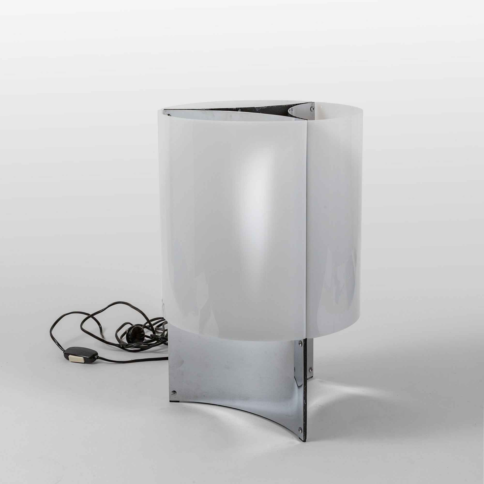 Massimo Vignelli | Una lampada da tavolo '526/p'. (1965) | MutualArt