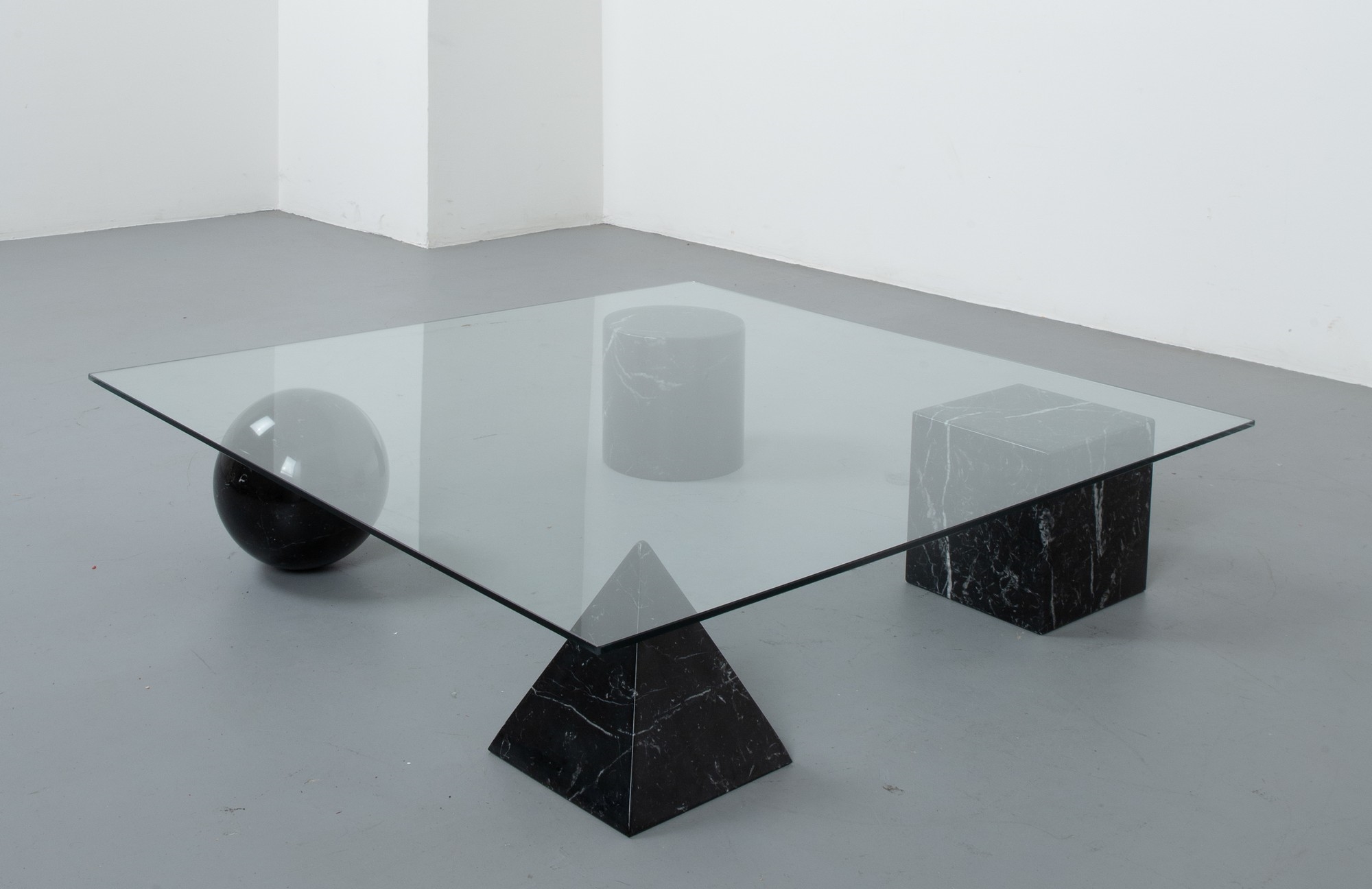 Massimo Vignelli | Un tavolino 'Metafora'. (1979) | MutualArt