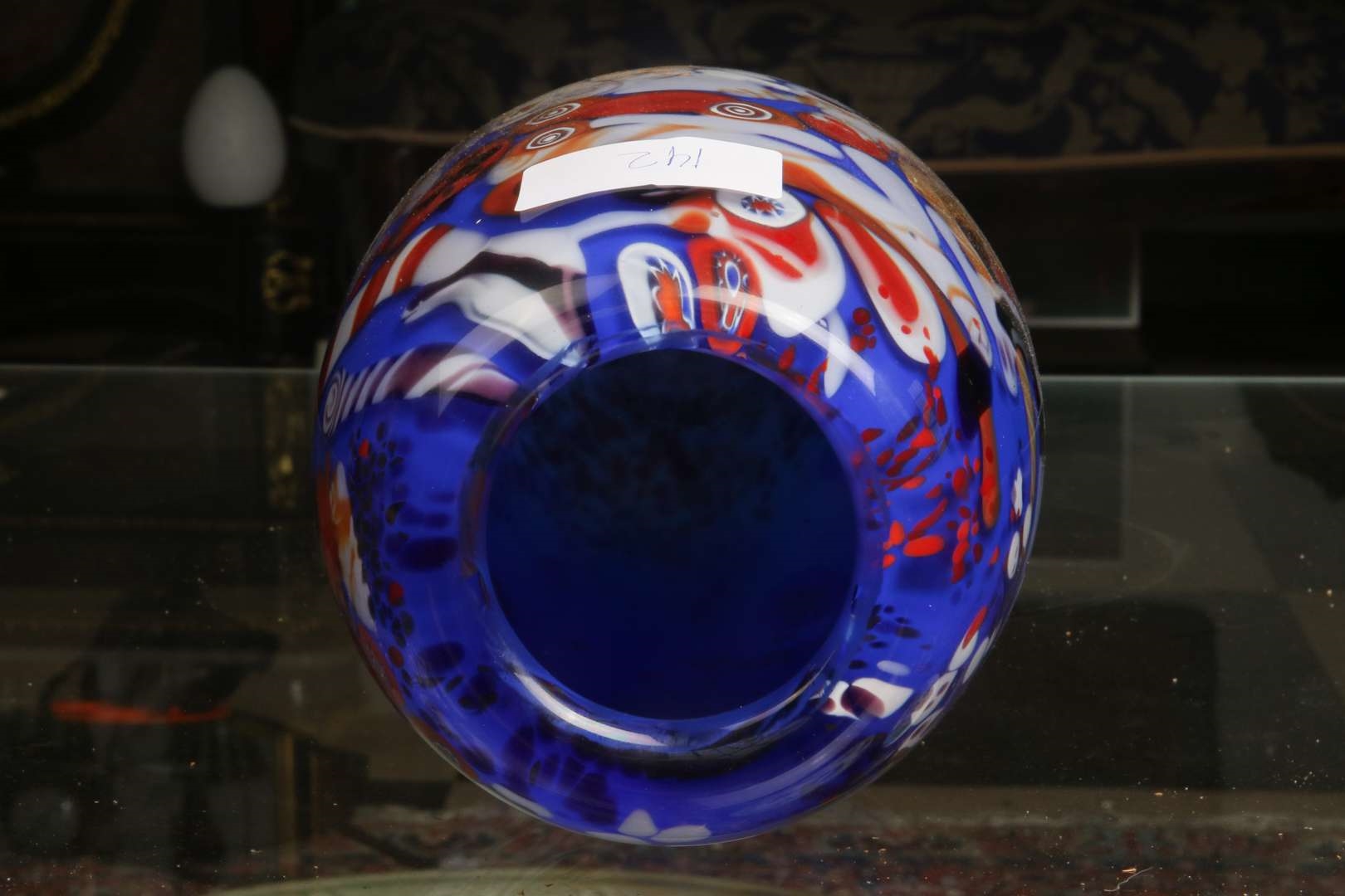 Maya Wildevuur | Een dikwandige glazen vaas met abstract decor in ...