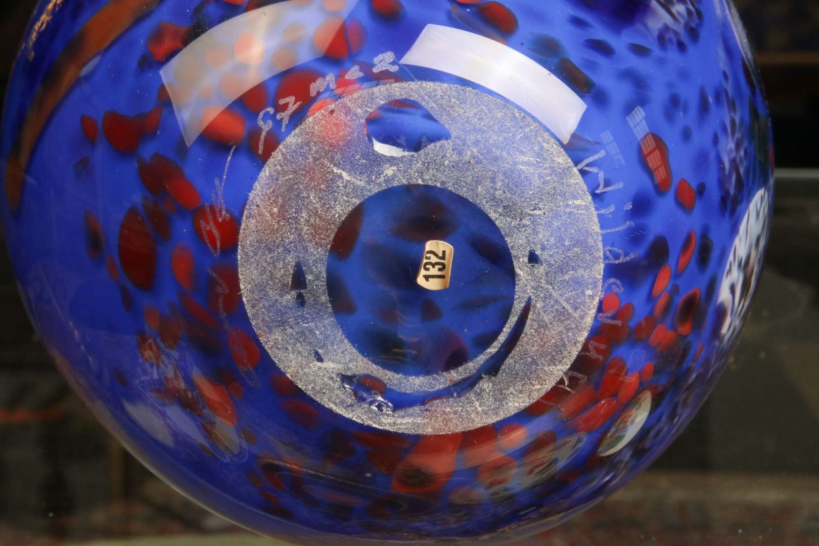 Maya Wildevuur | Een dikwandige glazen vaas met abstract decor in ...