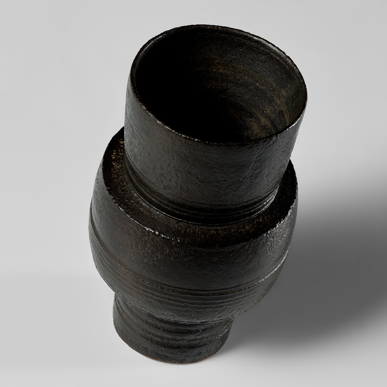 Hans Coper | Small cylindrical vase with central collar (Circa 1962 ...