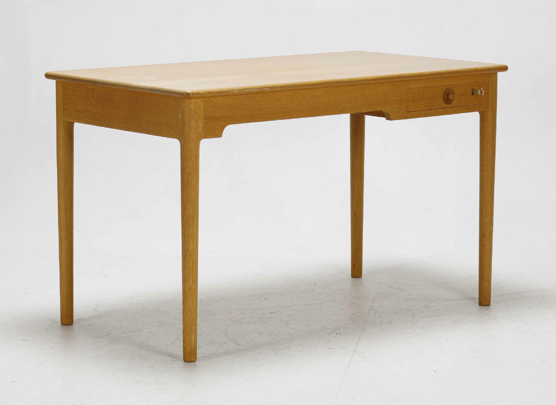 Hans J. Wegner | Skrivebord af egetræ, model PP312 | MutualArt