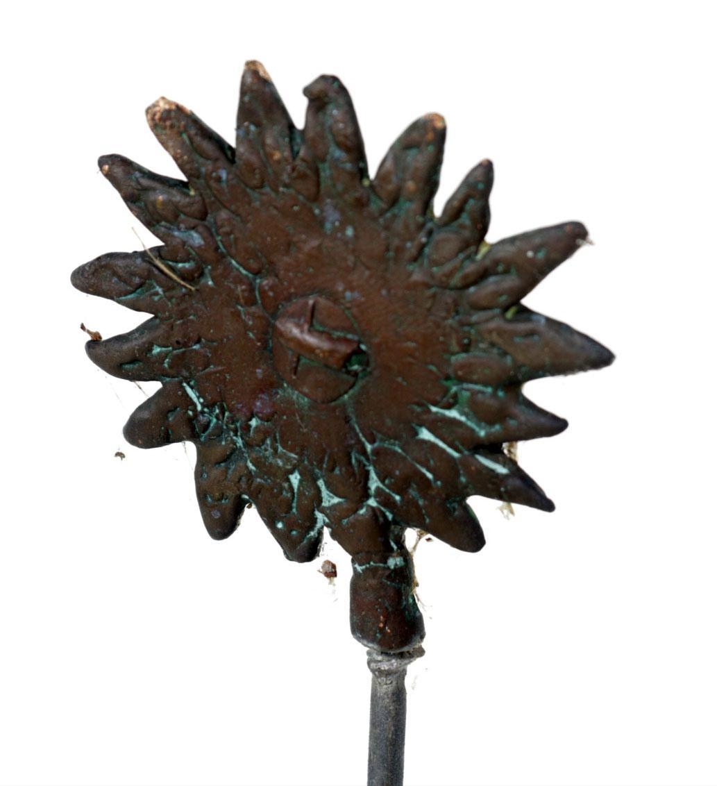 Roman Romanyshyn | Bronzen sculptuur van een bijenraat met zonnebloem ...