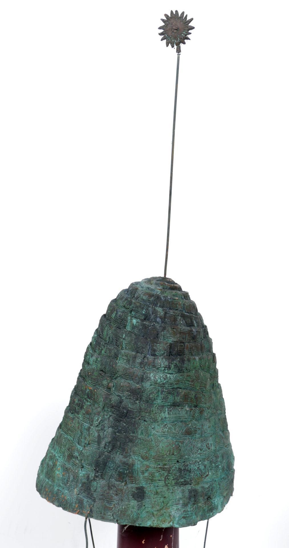 Roman Romanyshyn | Bronzen sculptuur van een bijenraat met zonnebloem ...