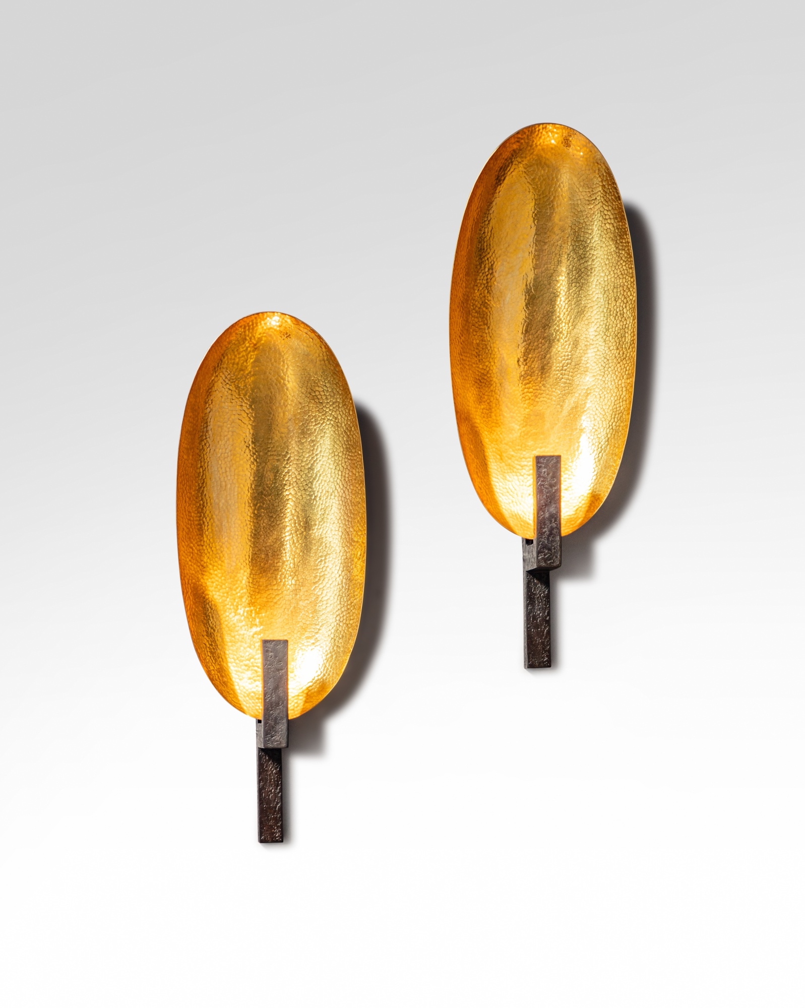 Hervé van der Straeten | Paire d'appliques Coque (2004) | MutualArt