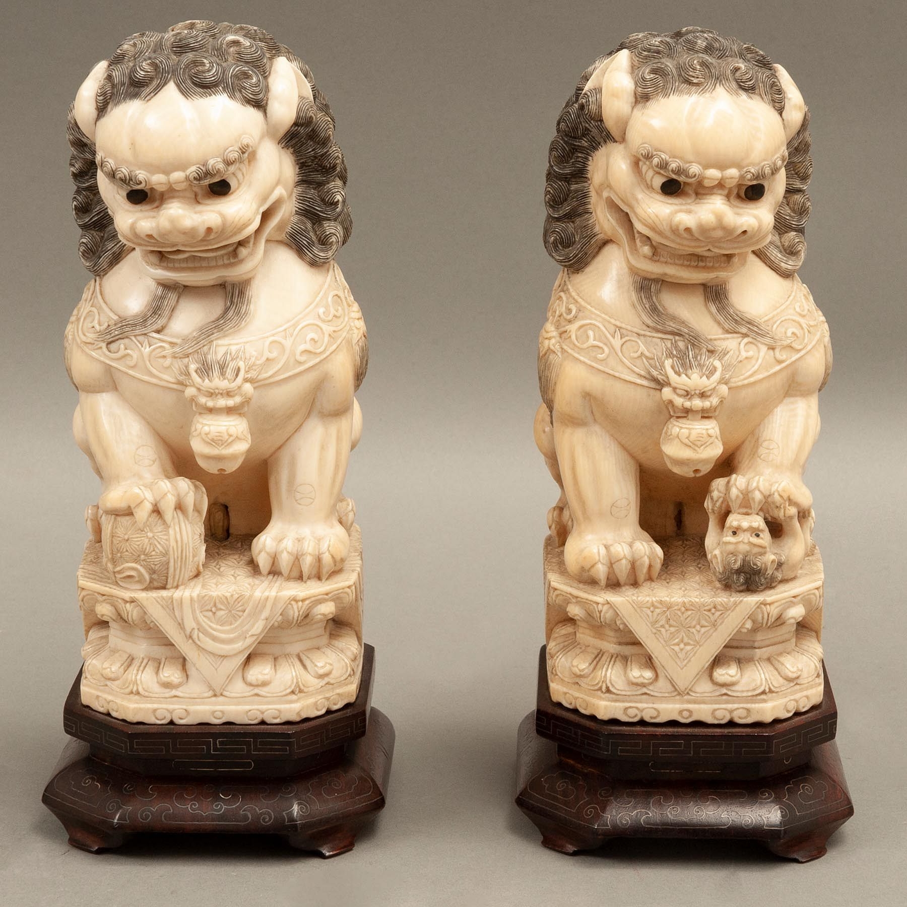 Chinese School, 20th Century | PAR DE PERROS FO | MutualArt