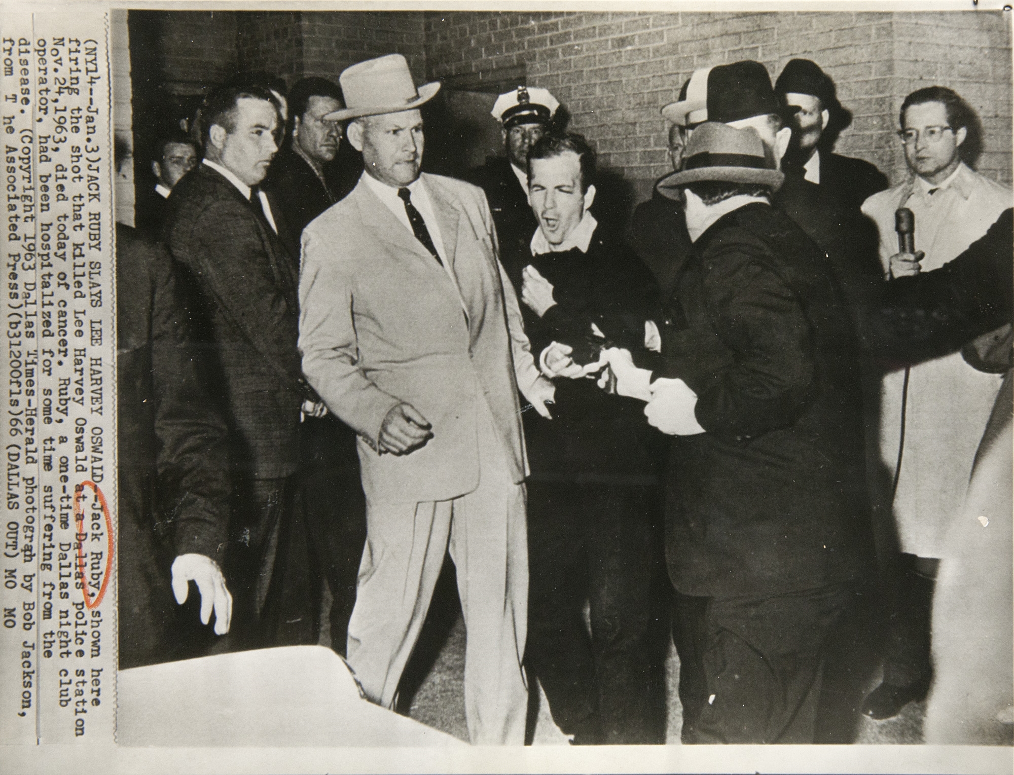 Robert H. Jackson | Lee Harvey Oswald wird von Jack Ruby (1963) | MutualArt