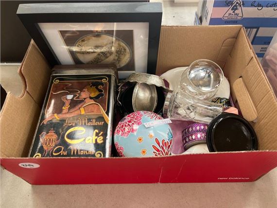 Royal Doulton | BOX OF COLLECTABLES INCL ROYAL DOULTON | MutualArt