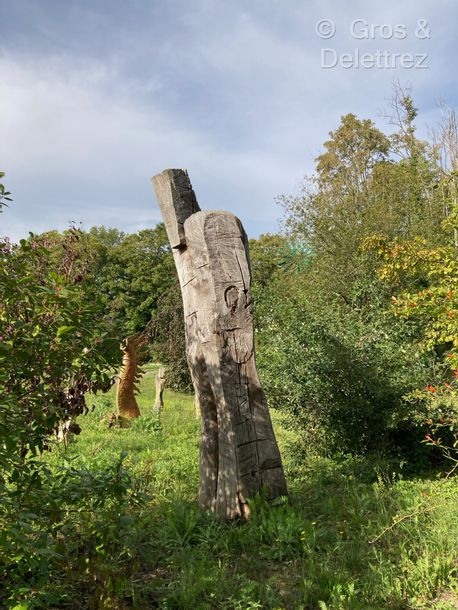 Patrick Stein | Totem woman Monumental sculpture in wood | MutualArt