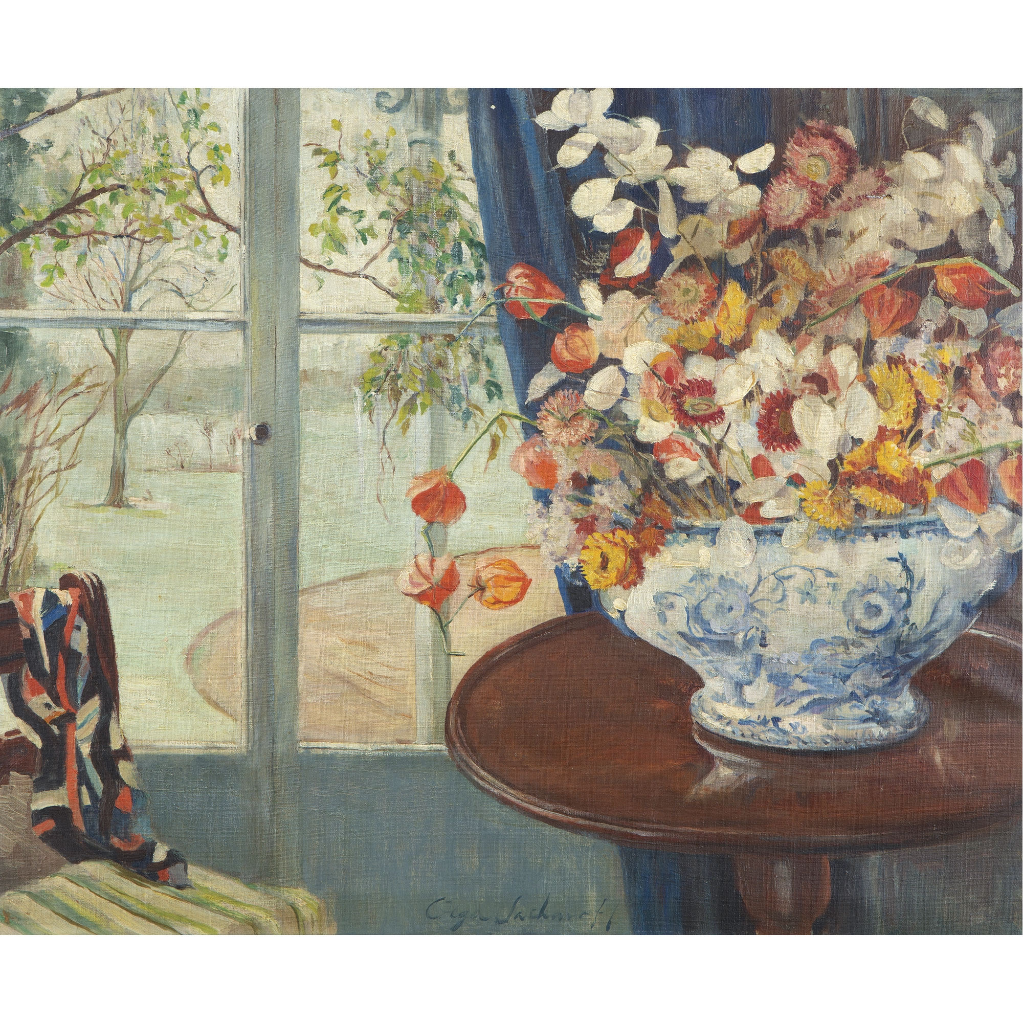 Olga Sacharoff | Centro con flores sobre una mesa con ventana al fondo ...