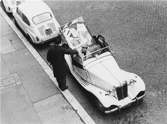 Mario Dondero | Mimmo Rotella che va a consegnare un'opera ad un ...