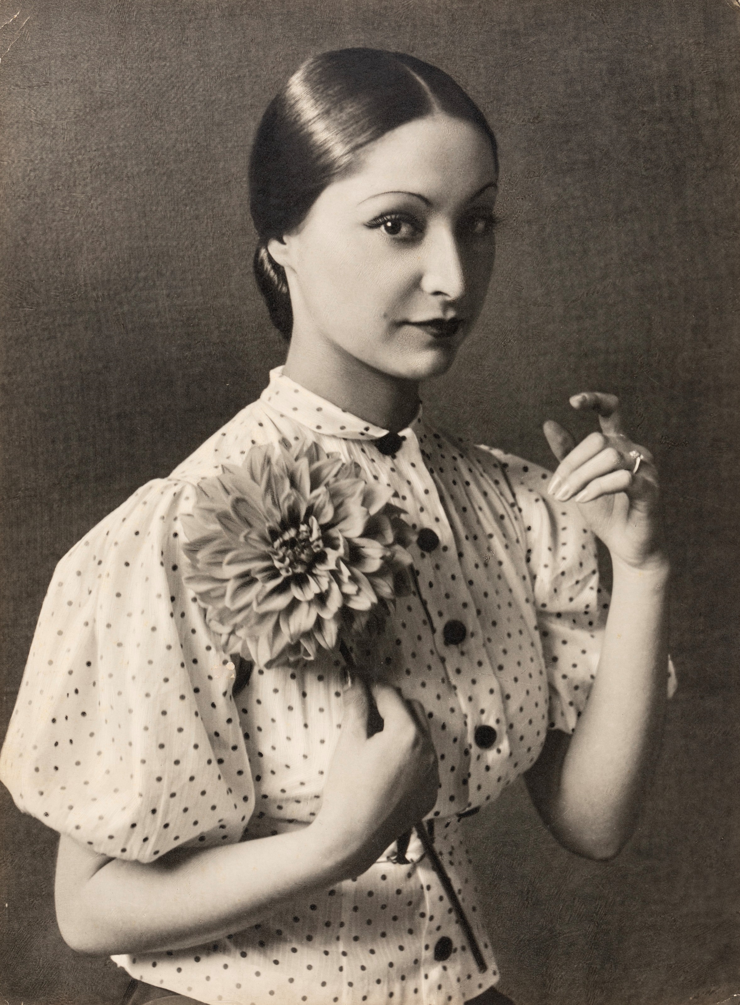 Italo Bertoglio | Donna in posa | MutualArt