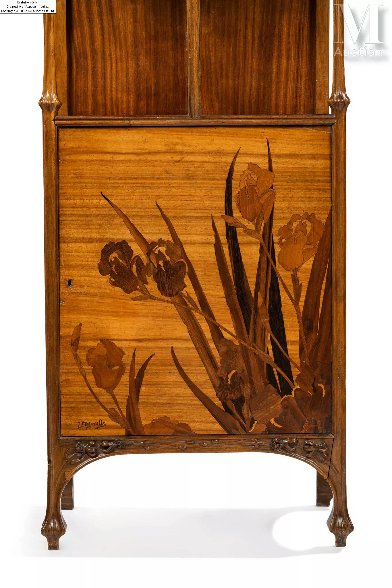 Louis Majorelle | Meuble de présentation en acajou et noyer | MutualArt