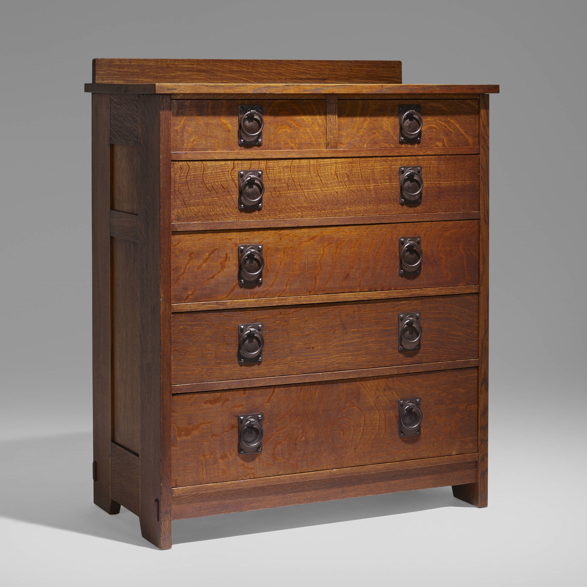 Gustav Stickley | Chest of drawers, model 906 (Circa 1904) | MutualArt