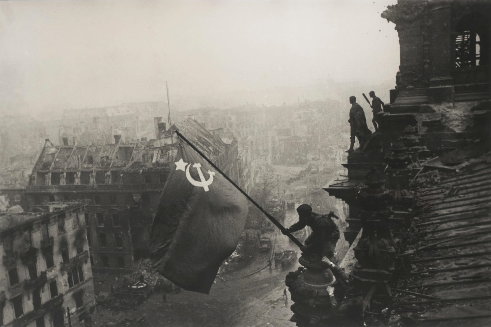 Evgeniy Haldei | The banner of victory over the Reichstag (1945 ...