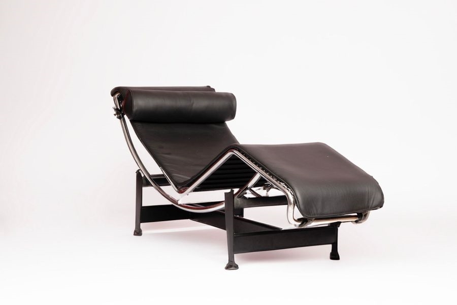 Pierre Jeanneret | Edition Cassina LC4 Chaise Longue in grained black ...