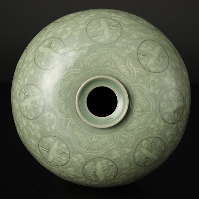 Yu Haegang | Korean celadon vase with design of cranes and clouds ...